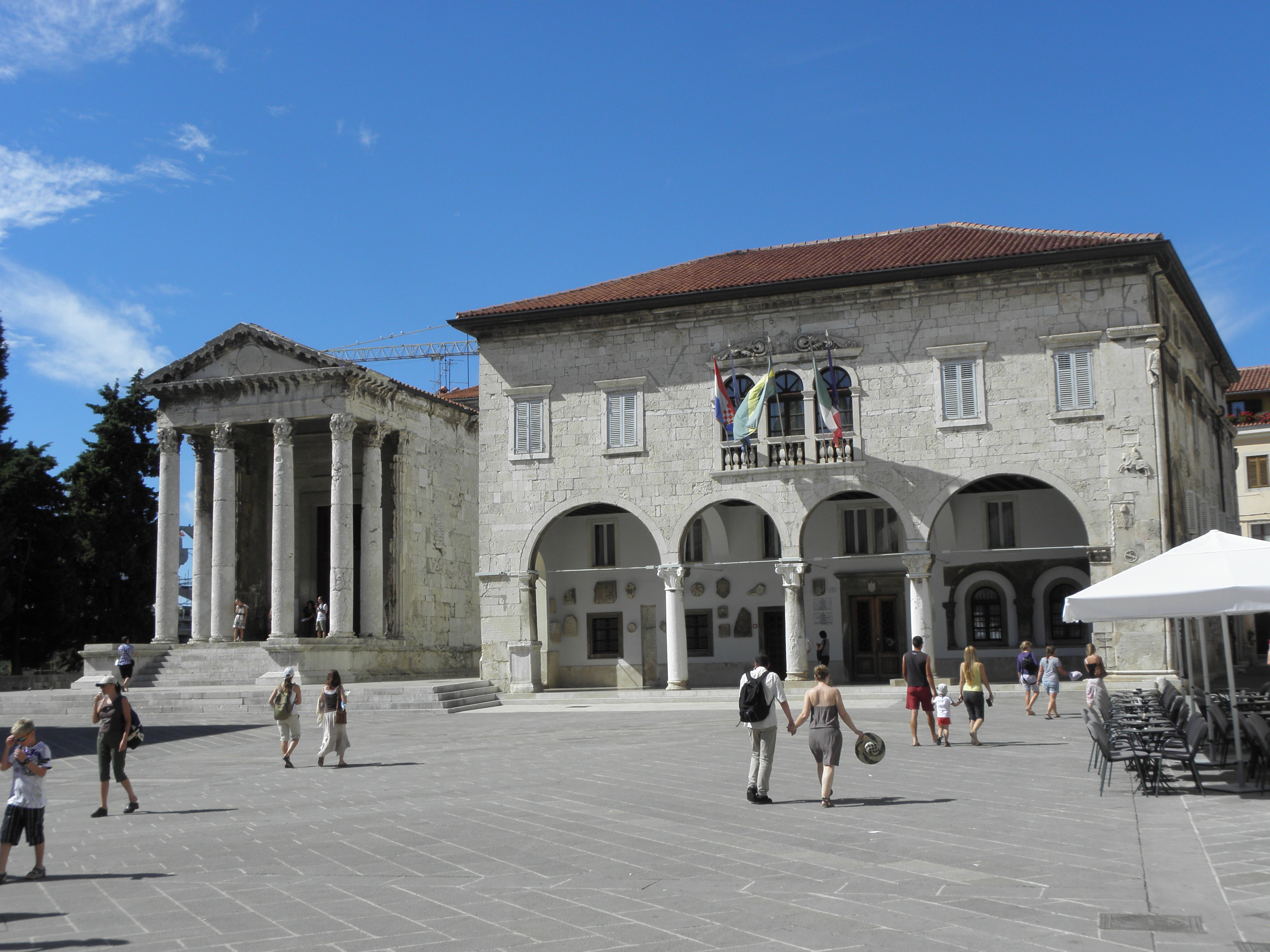Pula ist eine historische Stadt mit vielen Sehenswürdigkeiten